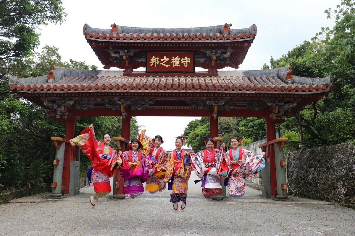 Studio Photo Shoot in Traditional Okinawan Clothing "Ryuso" + 3 Hours ...
